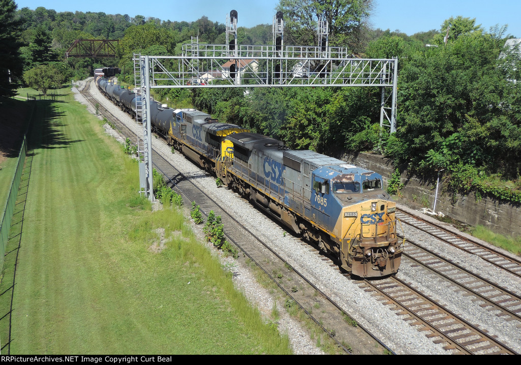 CSX 7685 and 7384